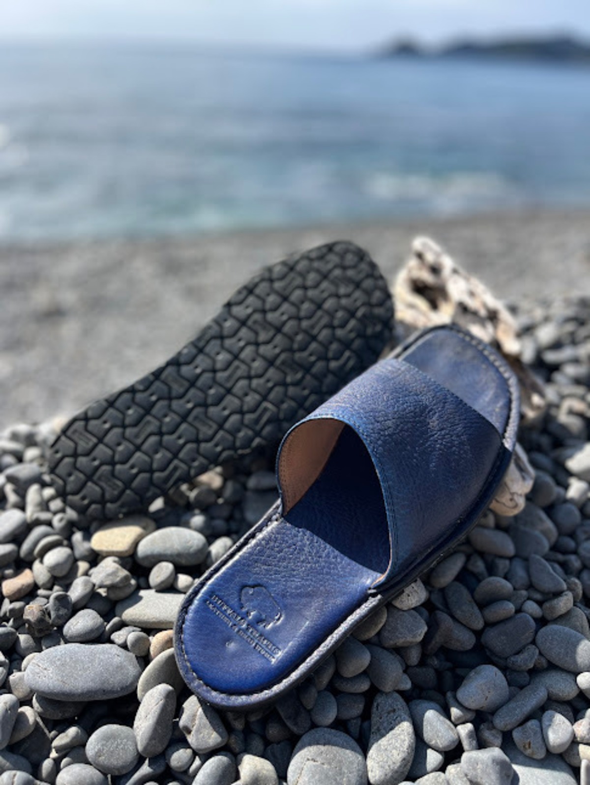 藍染鹿革 シャワーサンダル 天然染料 | 藍染の服・小物の通販 - Hi-COLOR handworks