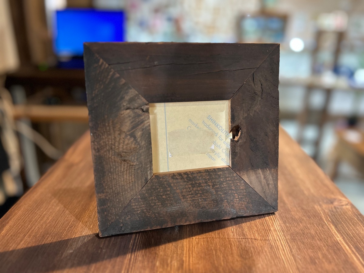 燻された古材の幅広フレーム(80 x 90) | LABO黎明荘 古材の額縁のお店