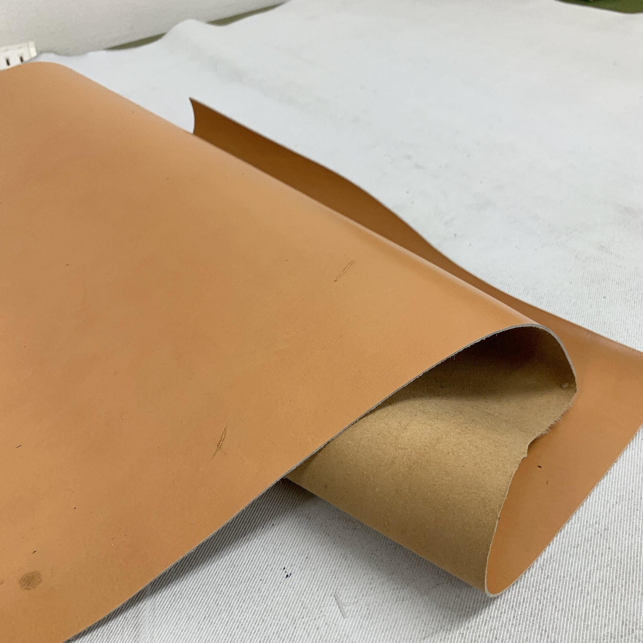 牛革 だいだい【約20ds / 約0.8mm厚】L12F-016 | and leather 【初心者～中級者のための革素材・レザークラフト用 ...