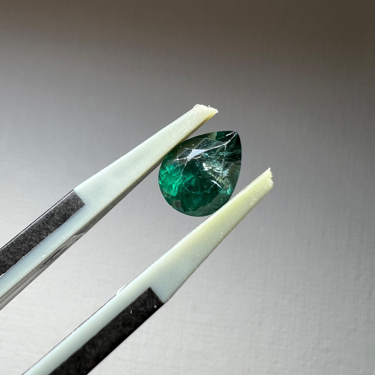 グリーンアパタイト 〜ギラっと光るなにかとシルクインクル〜 0.86ct | GEMマニ屋