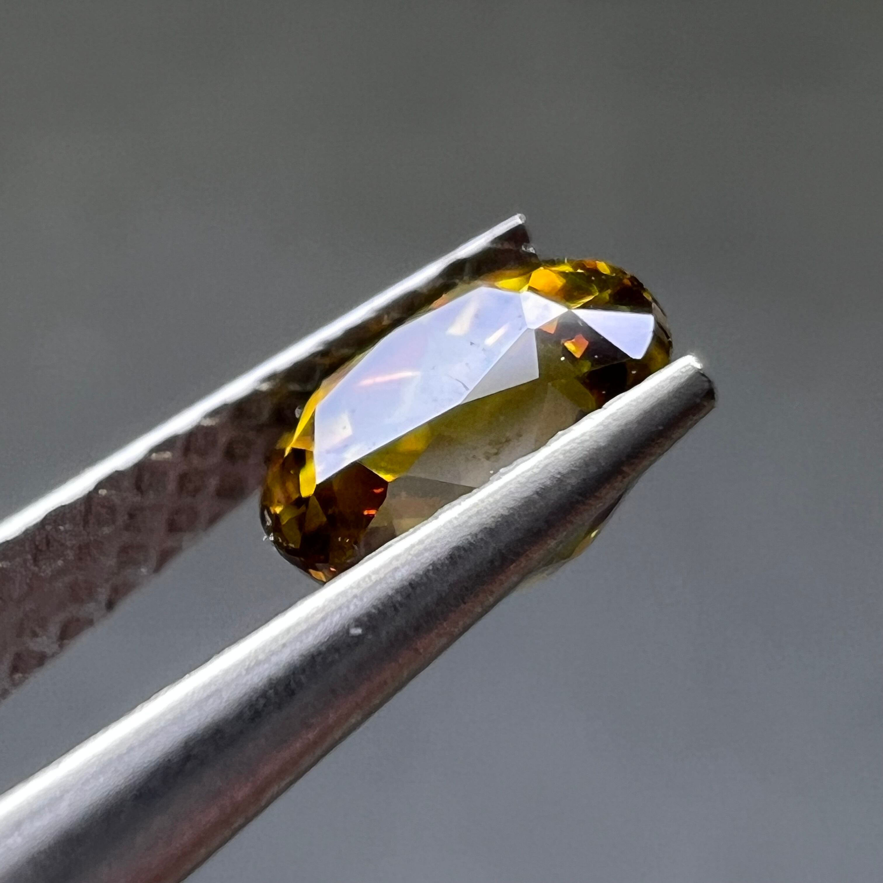 スフェーン 0.81ct 5.85mm×4.52mm オーバル ファセットルース | 鈴木屋