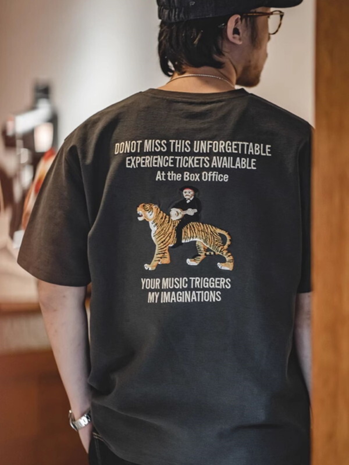 back-design embroidery u-neck t-shirt【A0243】 | ACT4E