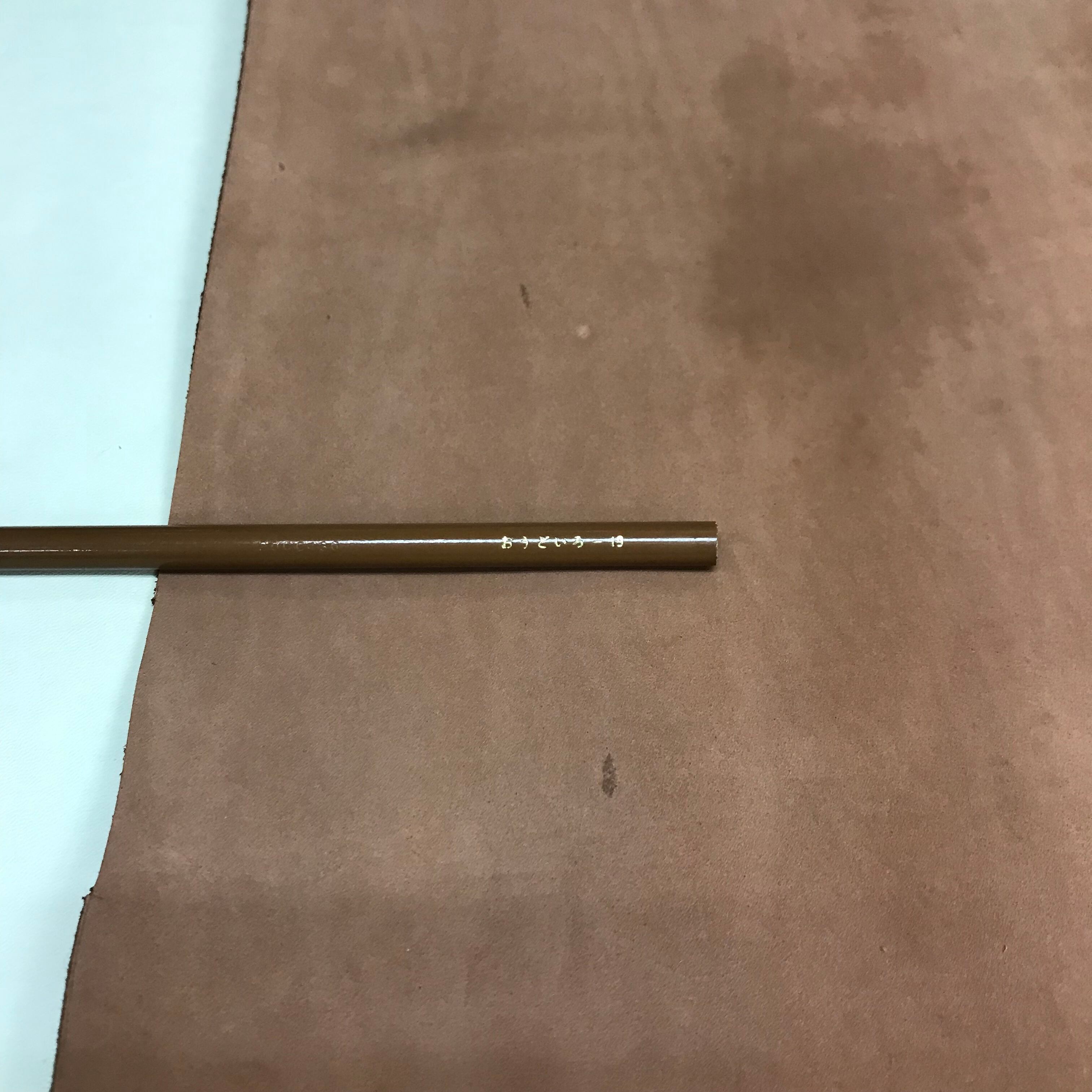 仔牛革 銀スリ【おうどいろ】1 4mm厚 [シワ有] L9c 038 And Leather 【初心者～中級者のための革素材・レザー