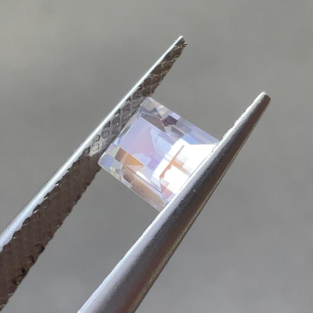 アンデシンラブラドライト 0.61ct 5.49×4.40mm バケットカットルース | 鈴木屋