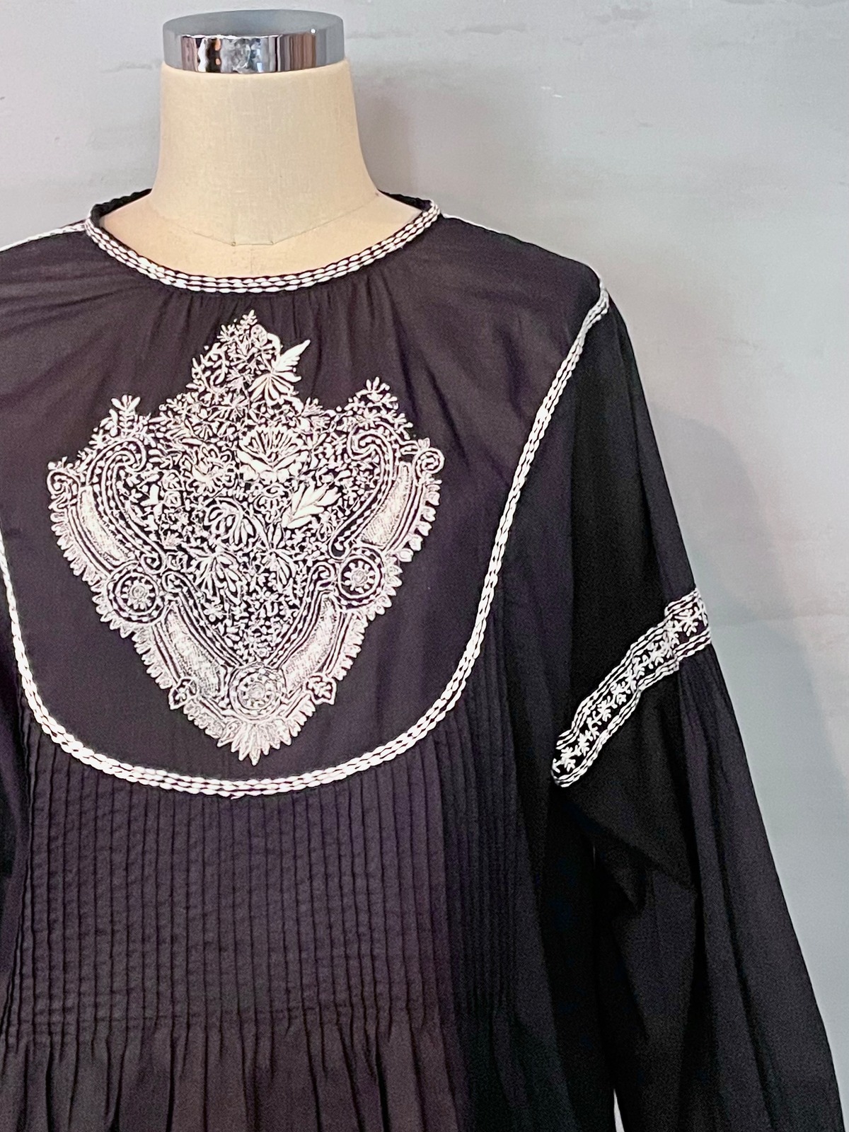 embroidery pullover / black × écru | LE ZÉPHYR