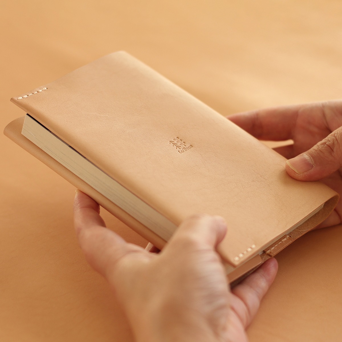 文庫本ブックカバー Aタイプ LF-006 600ページ迄対応 ヌメ革 牛革 レザー 革 文庫本カバー | Tunagu＆Le/freem workshop