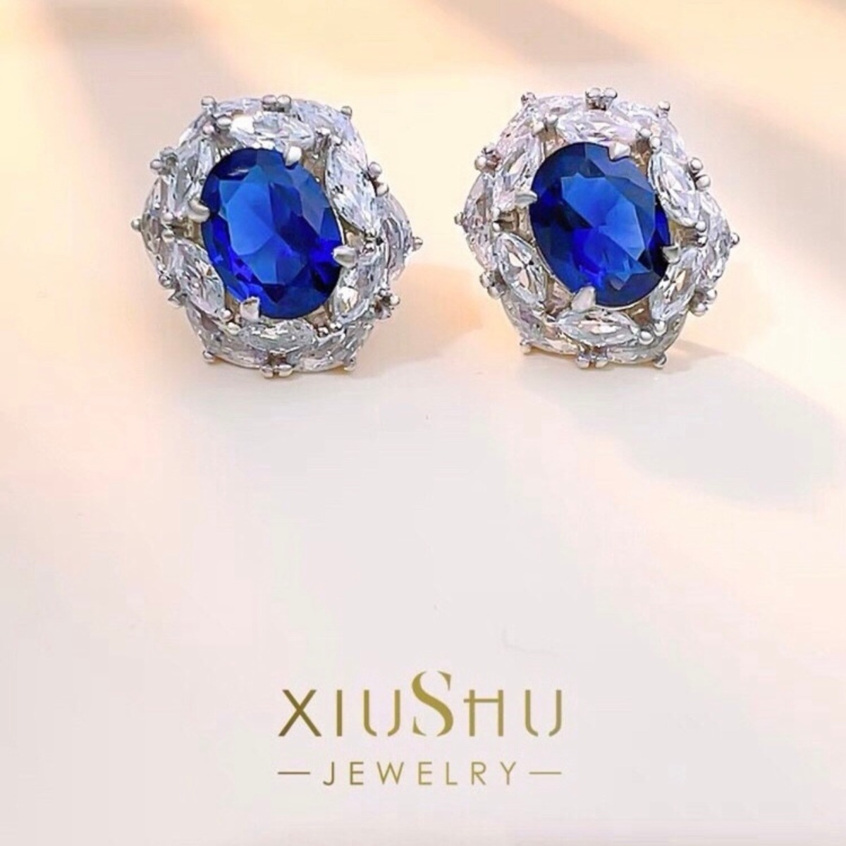 人工サファイア オーバル 高炭素ダイヤモンド キラキラ ゴージャス ピアス エレガント シンプル 小 ブルー 青 | XIUSHU