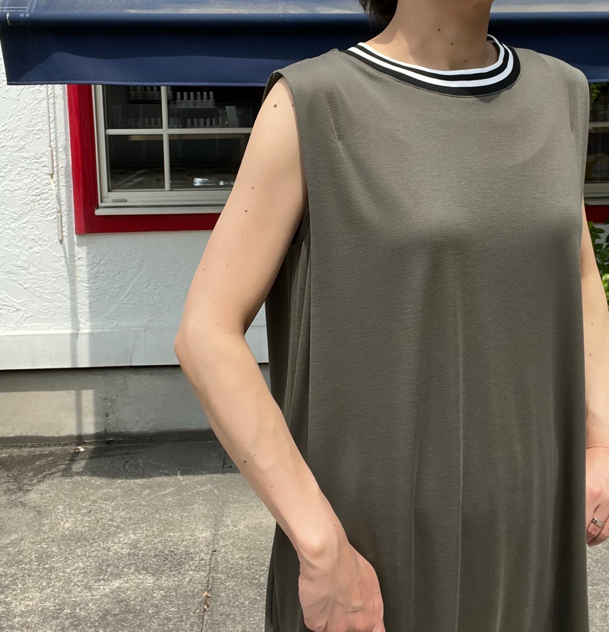 ディニテコリエ 襟リブスリーブレスワンピース | age