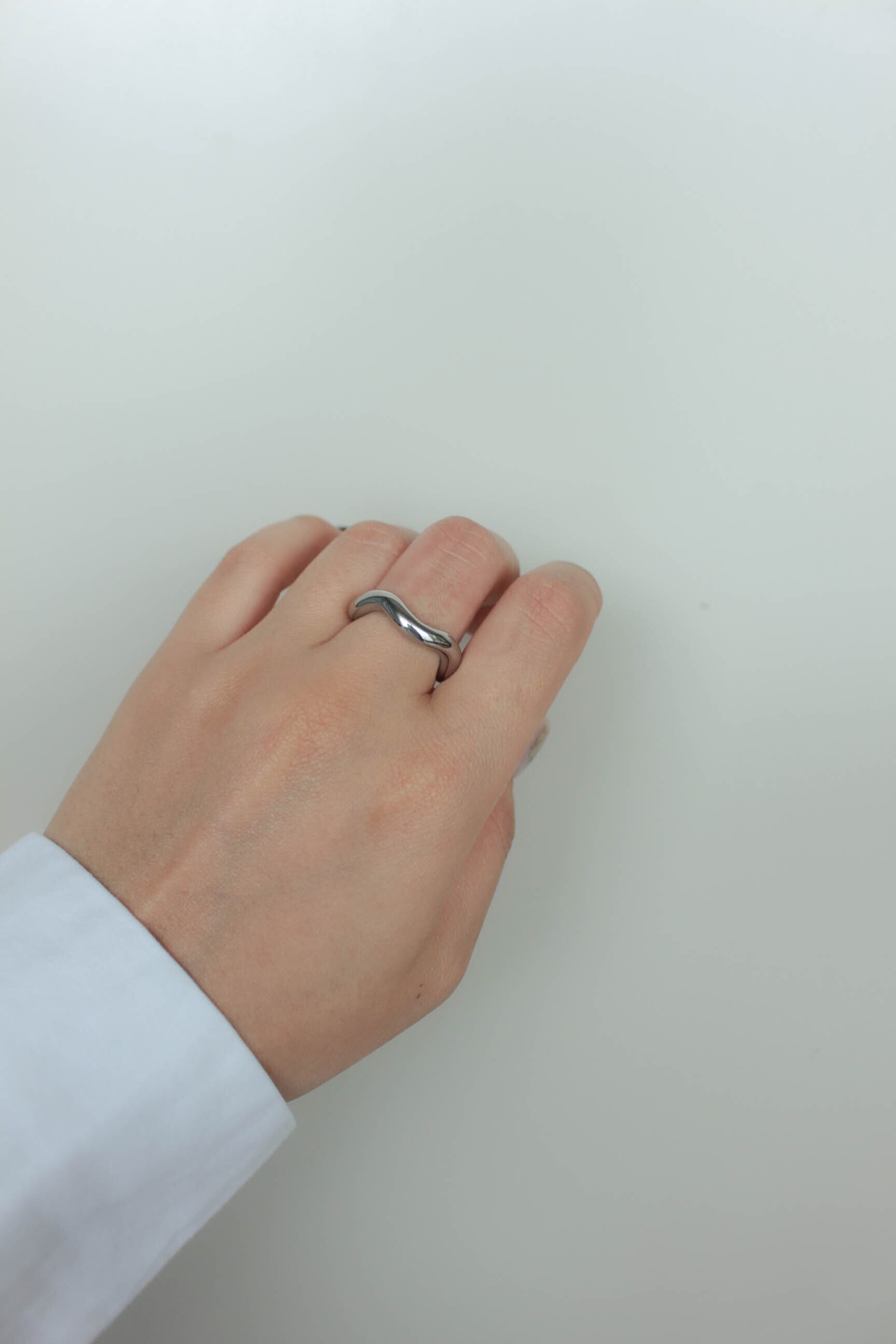 Wave Tube Ring / Wide | 金属アレルギー対応のアクセサリー ebine