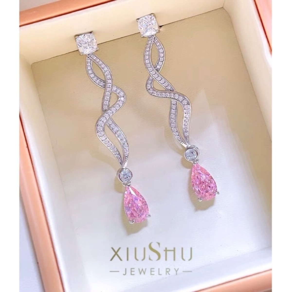 クロス ドロップ ロングピアス 高炭素ダイヤモンド キラキラ ラグジュアリー ゴージャス ピンク ラウンド ホワイト 白 | キラキラゴージャスジュエリーのXIUSHU(シュシュ)
