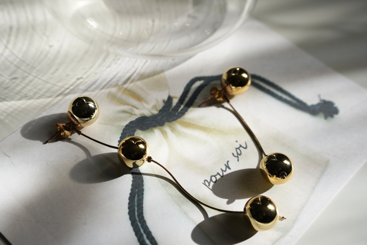 j293 ゴールドメタルボール ロングアシンメトリーピアス 2way | poursoi