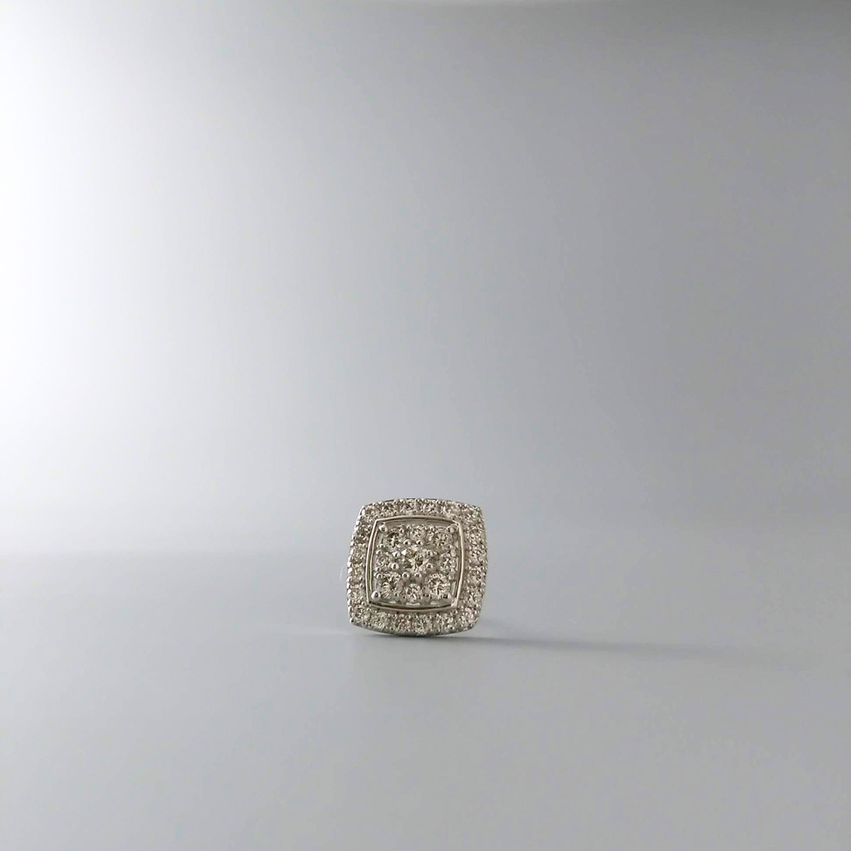 【洗練された輝き】Pt900 0.5ct ダイヤモンド クッションスクエア タイピン/ピンブローチ メンズジュエリー 日本製 | ルフランビジュ ブライダル