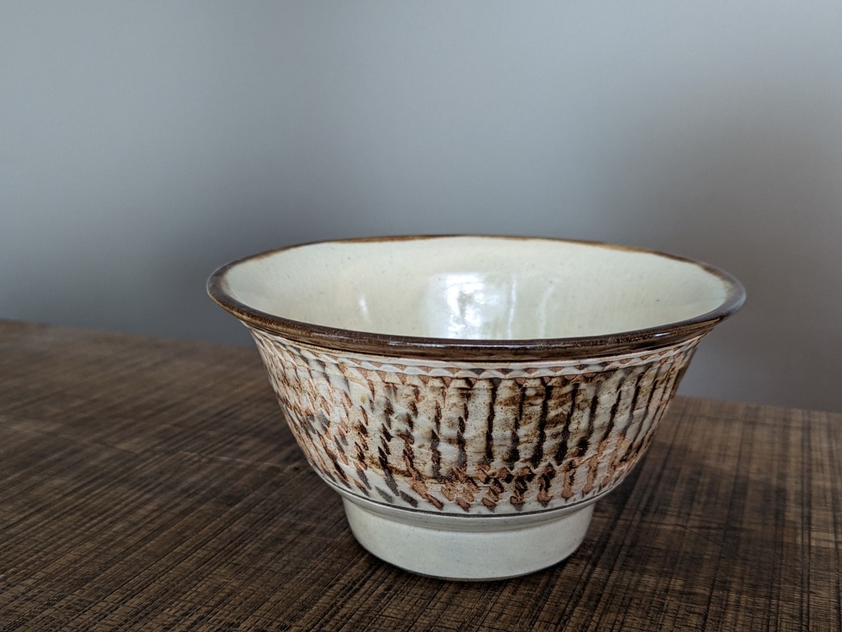 やちむん ソバマカイ6寸（飛鉋魚紋） | ノモ陶器製作所 | inoya | Basic Life Store いつまでも愛される 日常の定番を集めたライフスタイルショップ