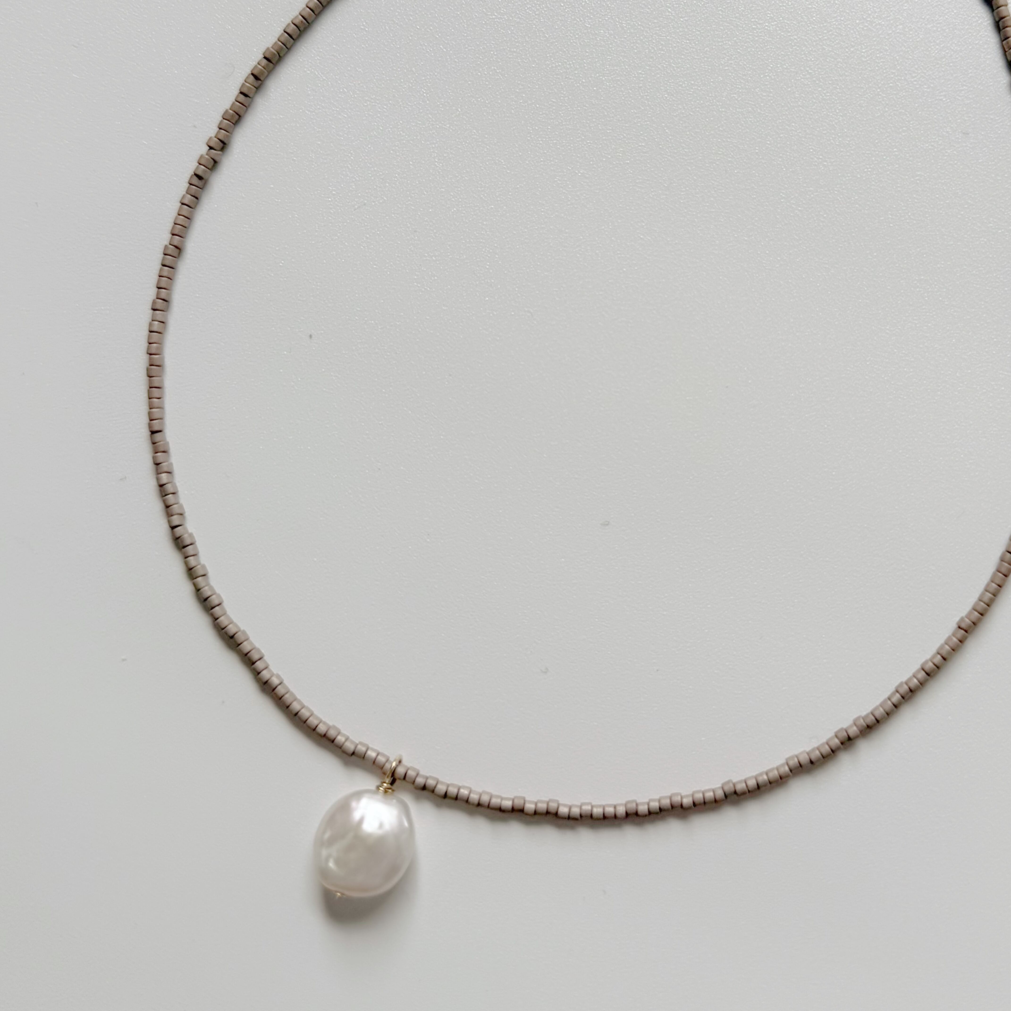 nestle / greige × round freshwater pearl | Pay ID