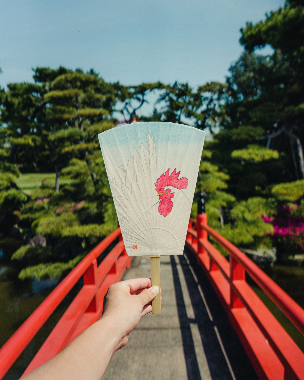 MU134 丸亀うちわ 雄鶏 「星江美（坂手江美）版画）」 Emi Hoshi ’s collection “Ondori” | うちわ屋 涼