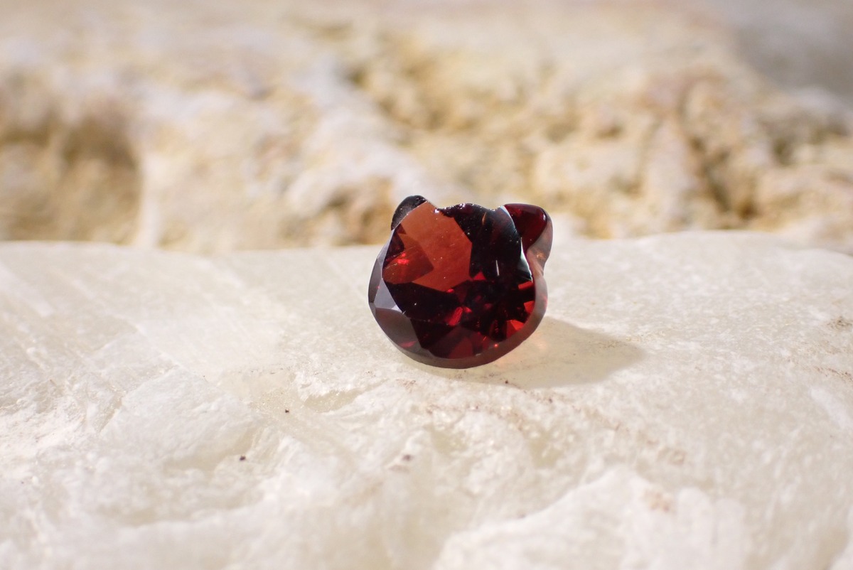 ガーネット（猫カット） 1.45ct [C2‐439] | differencee(ディファレンシー)