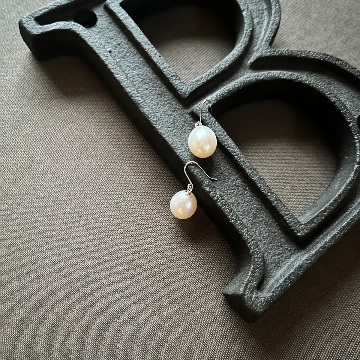 【予約】something pearl オーバルパールピアス（ブレラホワイト）※2週間でお届け | bracetique