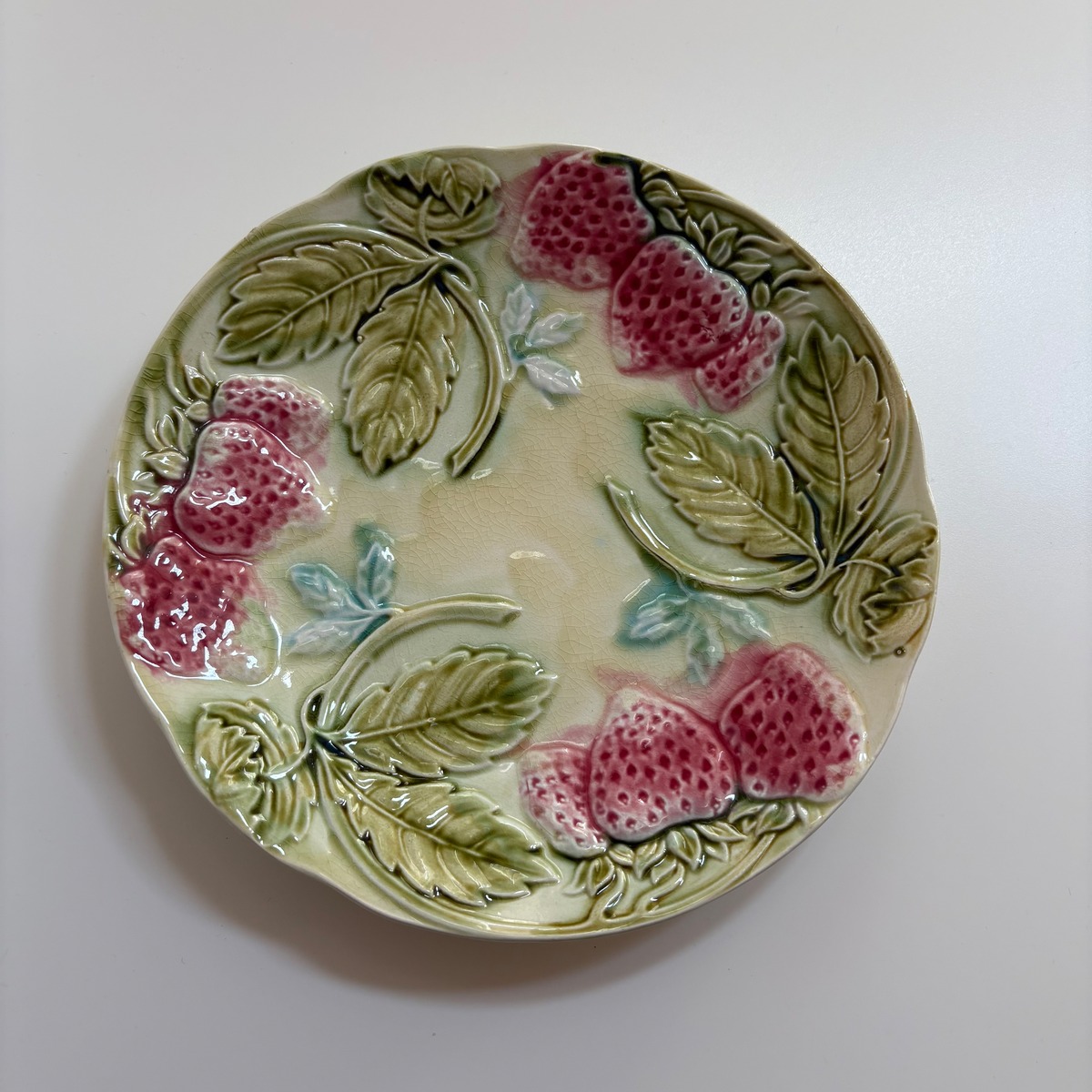 Barbotine（バルボティーヌ） イチゴ柄 プレート | ヨーロッパアンティーク・ヴィンテージ専門店 GRÂCE