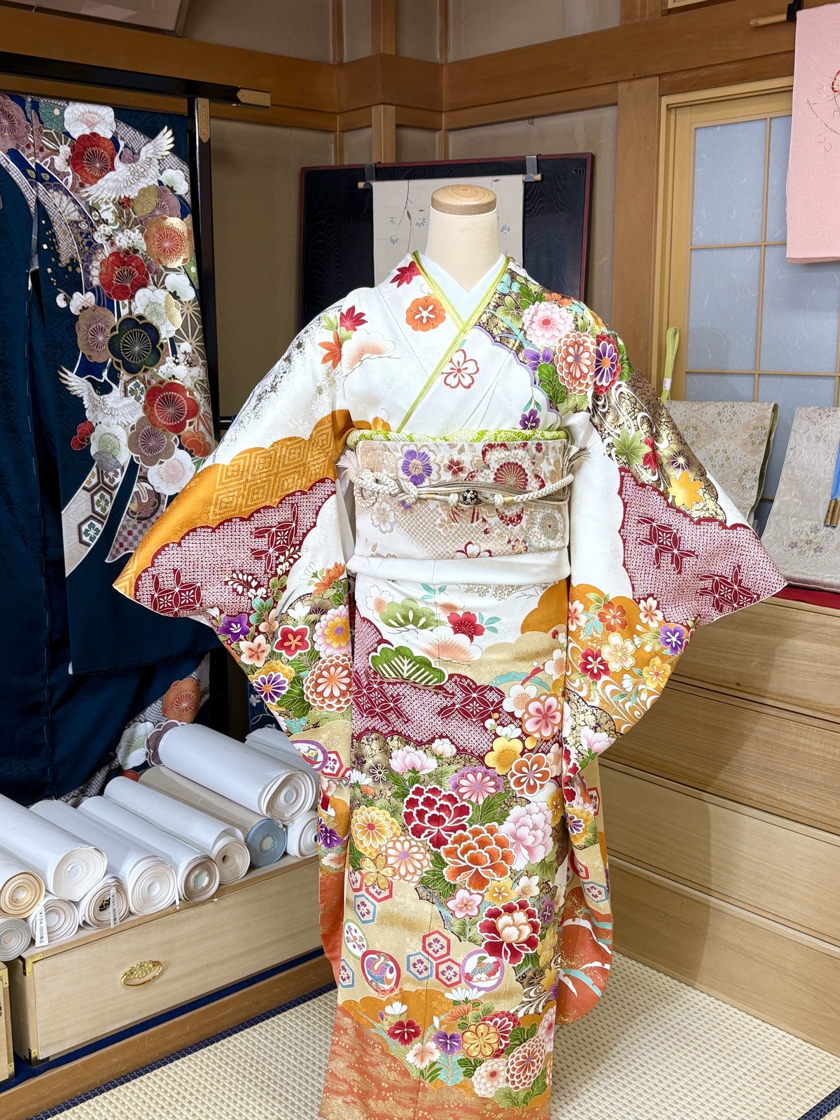 《振袖セットレンタル》白 オレンジ 成人式 京友禅 高級品 花 華やか 正絹 上品 成人式 結婚式お呼ばれ 帯 帯締め 伊達衿 帯揚げ 草履 ...