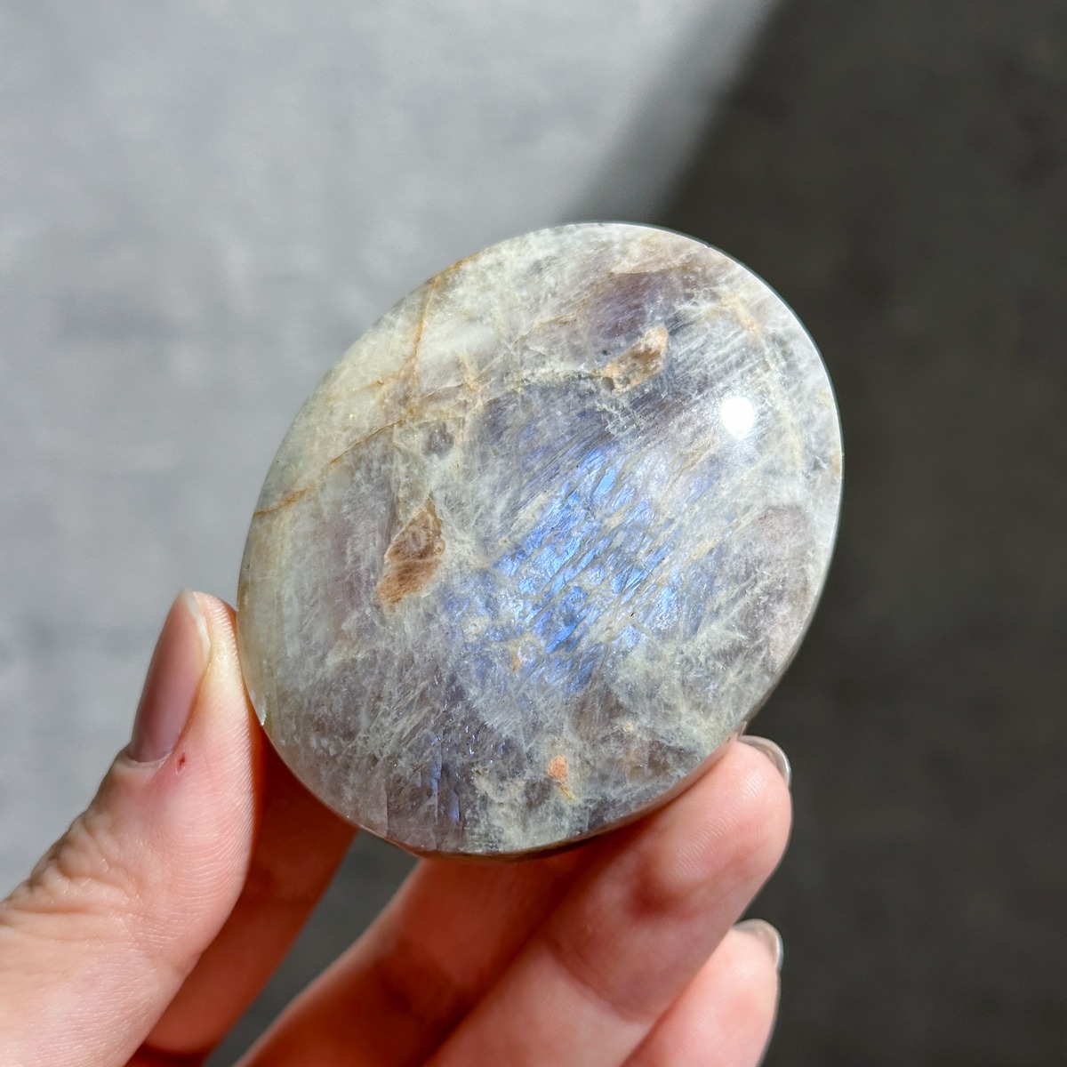 両面ブルーシラー サン＆ムーンストーン パームストーン22 Sun & Moon Stone 天然石・鉱物・パワーストーン | Kamoku ...