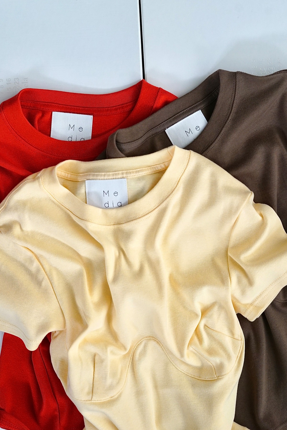 Mediam / Body Shape Tee (Cream, Brown, Red) | JUQUI Online
