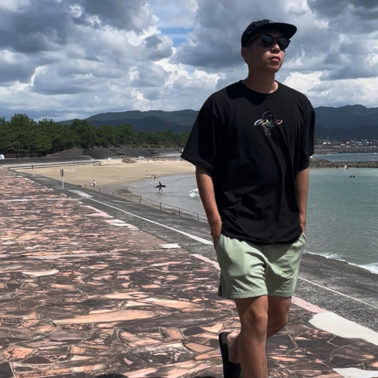 Rs' hand-sign T-shirt 【Black】 | Rs' Store