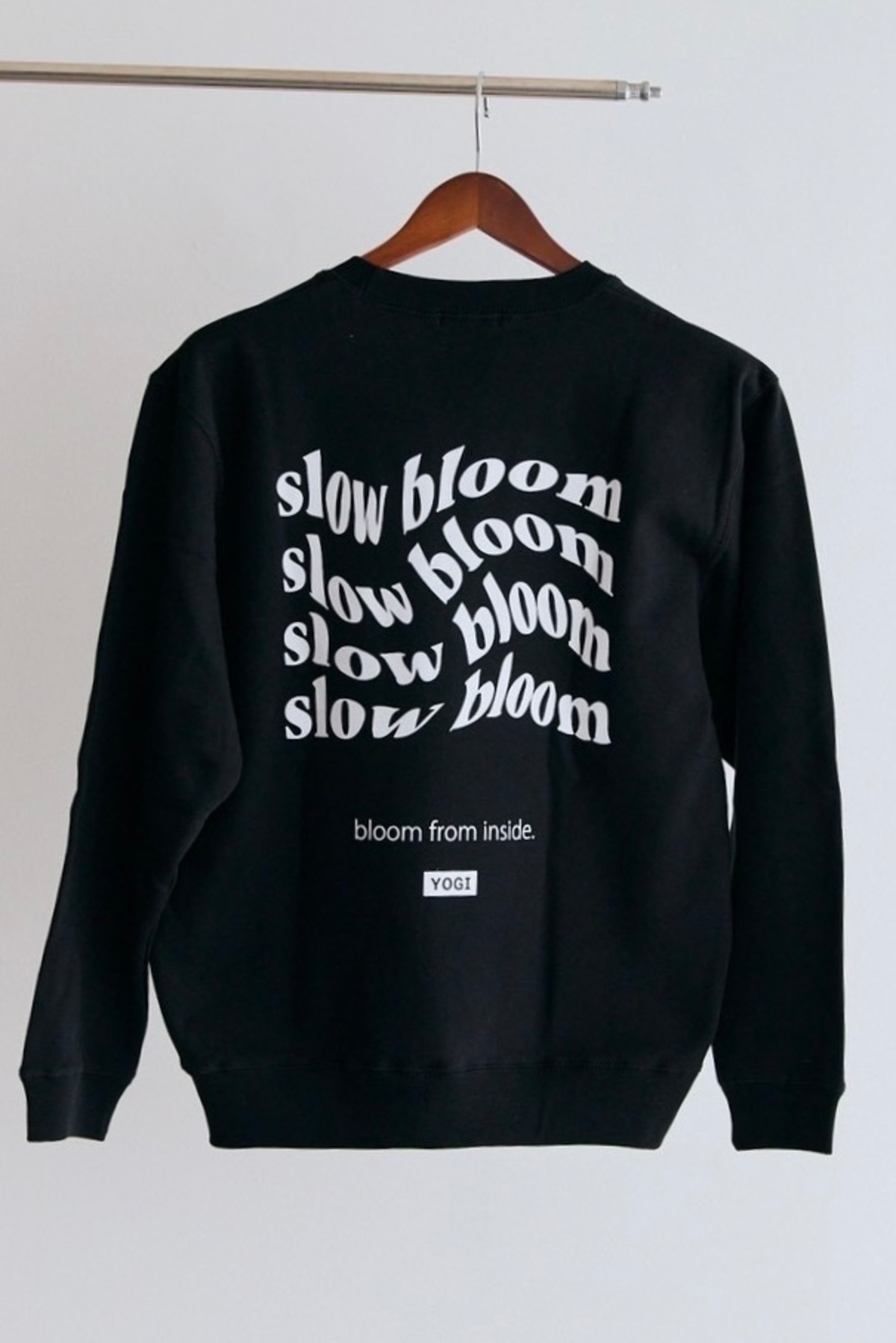 slow bloom Sweatshirt (ブラック) | YOGI OFFICIAL GOODS SHOP