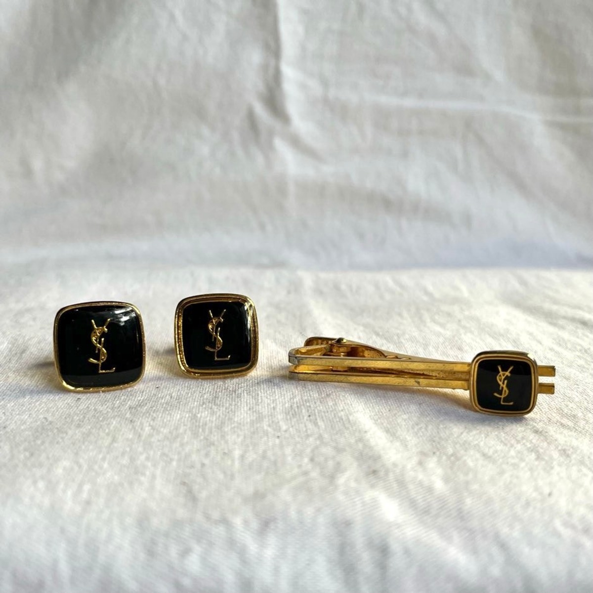 YSL "YSL Logo" Tie Pin & Cuffs Set | CARBOOTS