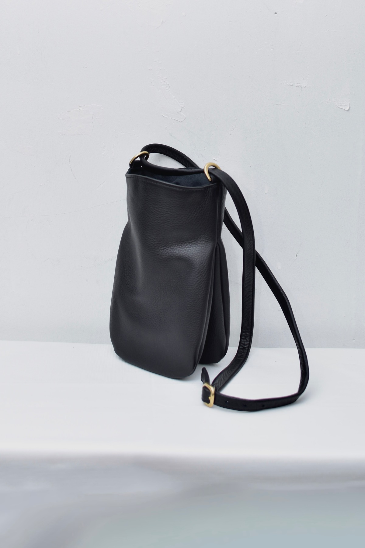 Mnoi ﾑﾉｲ -mit bag ﾐｯﾄﾊﾞｯｸﾞ / ｼｭﾘﾝｸﾚｻﾞｰ / Black ﾌﾞﾗｯｸ | vicica