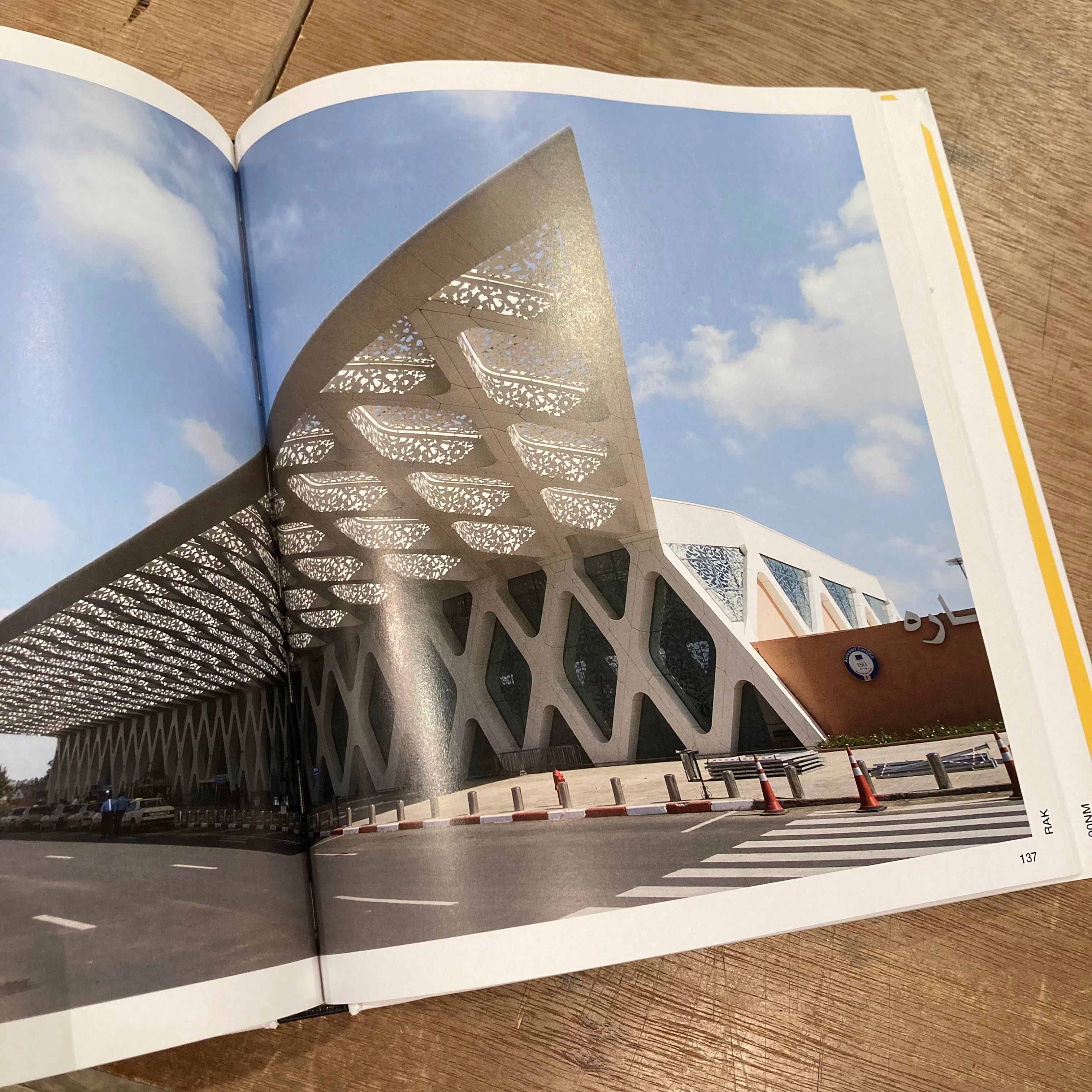 THE ART OF THE AIRPORT : THE WORLD’S MOST BEAUTIFUL TERMINALS | 百年