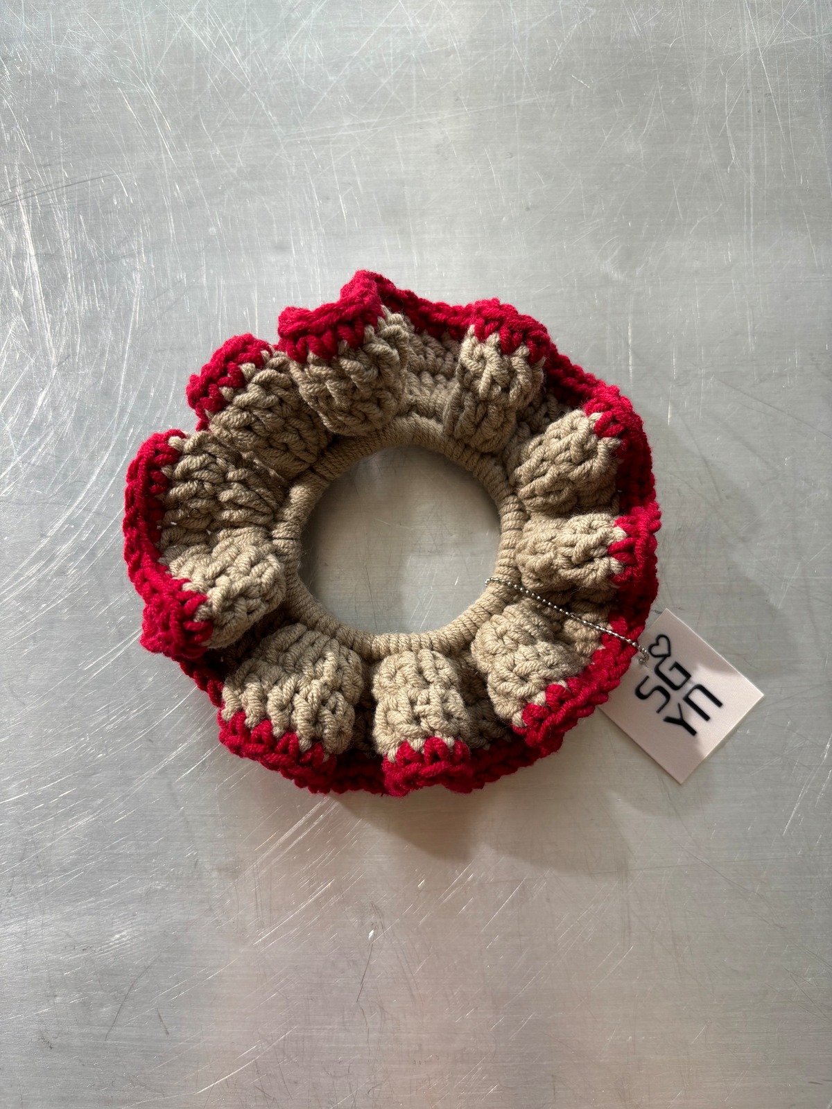 knit scrunchie (beige × red) | SugarYarn