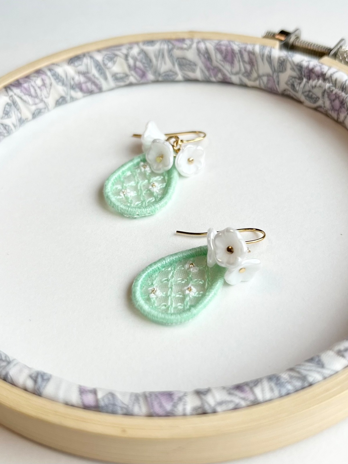 White Flower ピアス | Green plaid pattern | オーガンジー手刺繍 | mellow stitch