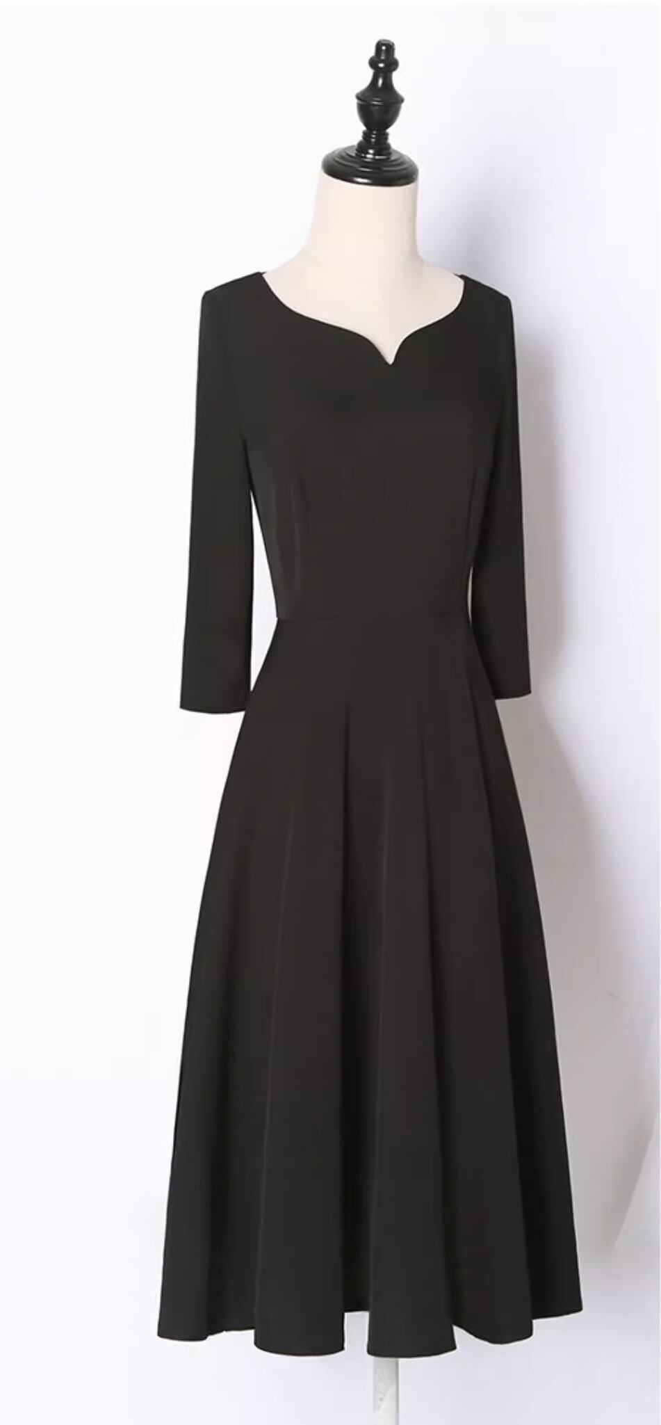 エレガント デコルテあき Vネック 黒 フレアワンピース 七分丈 無地