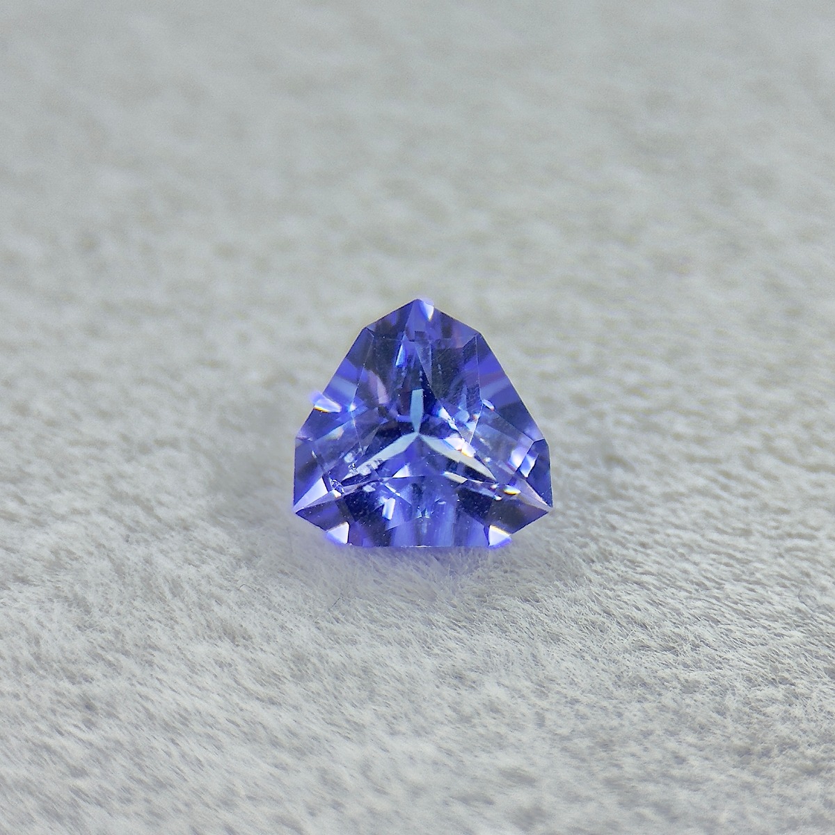 No.698:タンザニア産バイカラータンザナイト 5.7x5.5 0.66ct | Bribook Gem