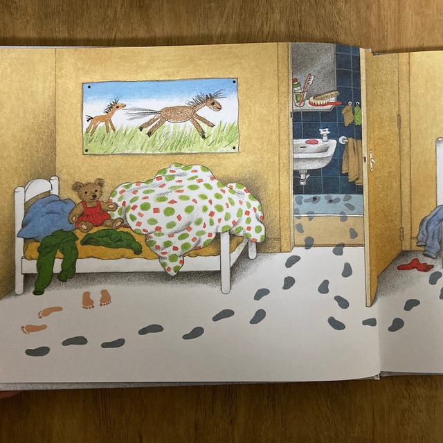 Whose Footprints Are These? | 素敵な洋書の絵本のお店 Read Leaf Books