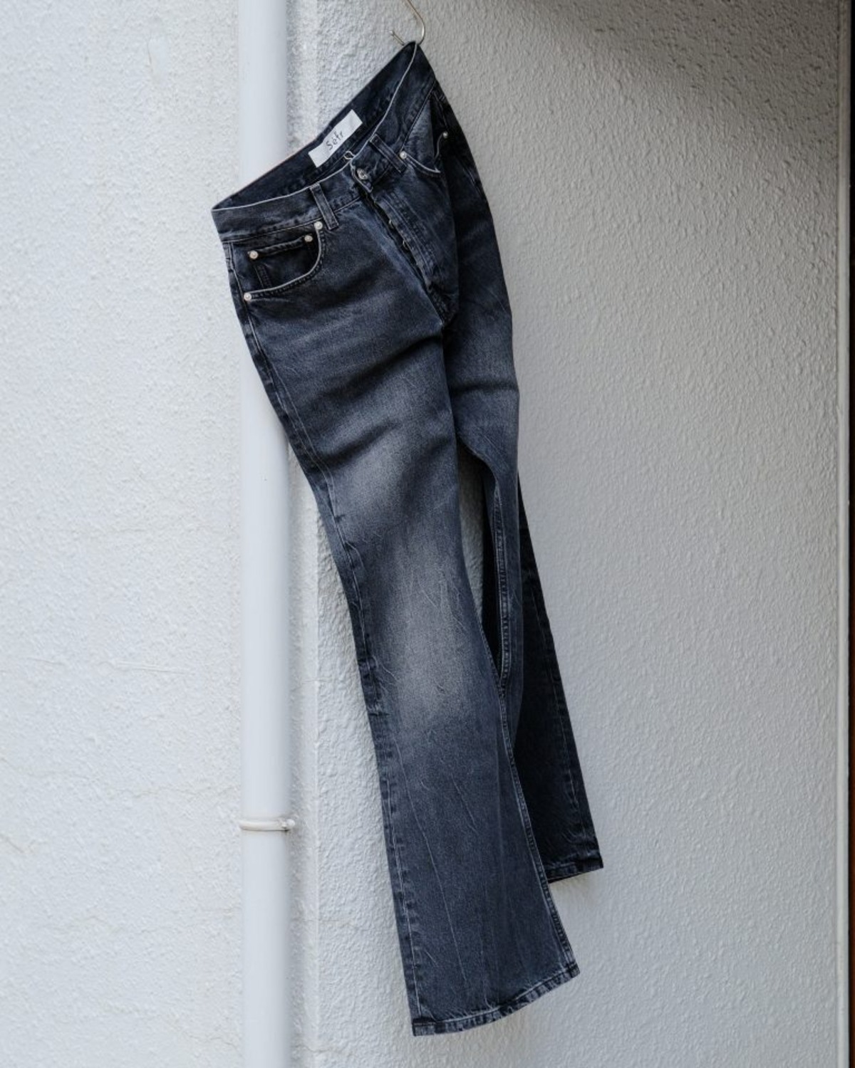 [Sefr]RIDER CUT JEANS “CREASED BLACK WASH” | ICONS
