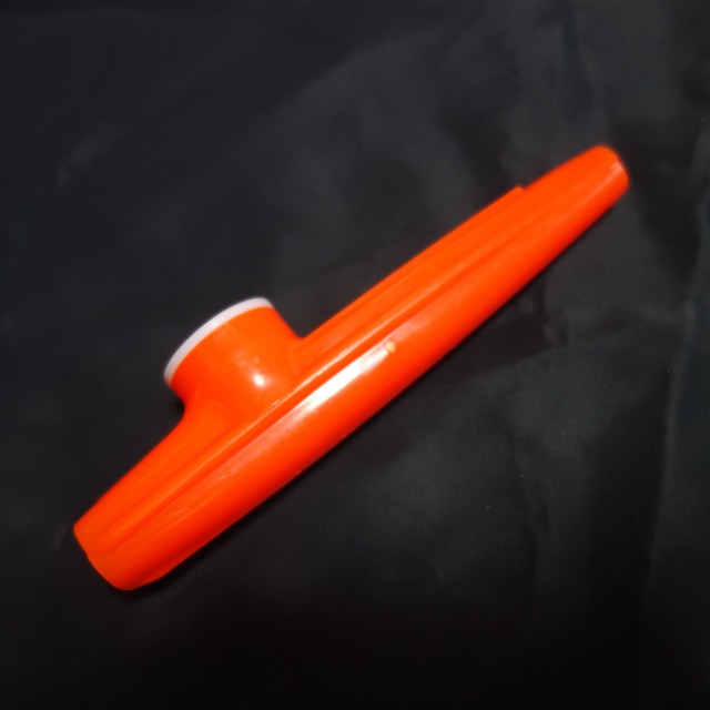 KAZOO (カズー) made in USA プラスチック 白色（キャップ）＋ 赤色（ボディ） | KAZOO.shop