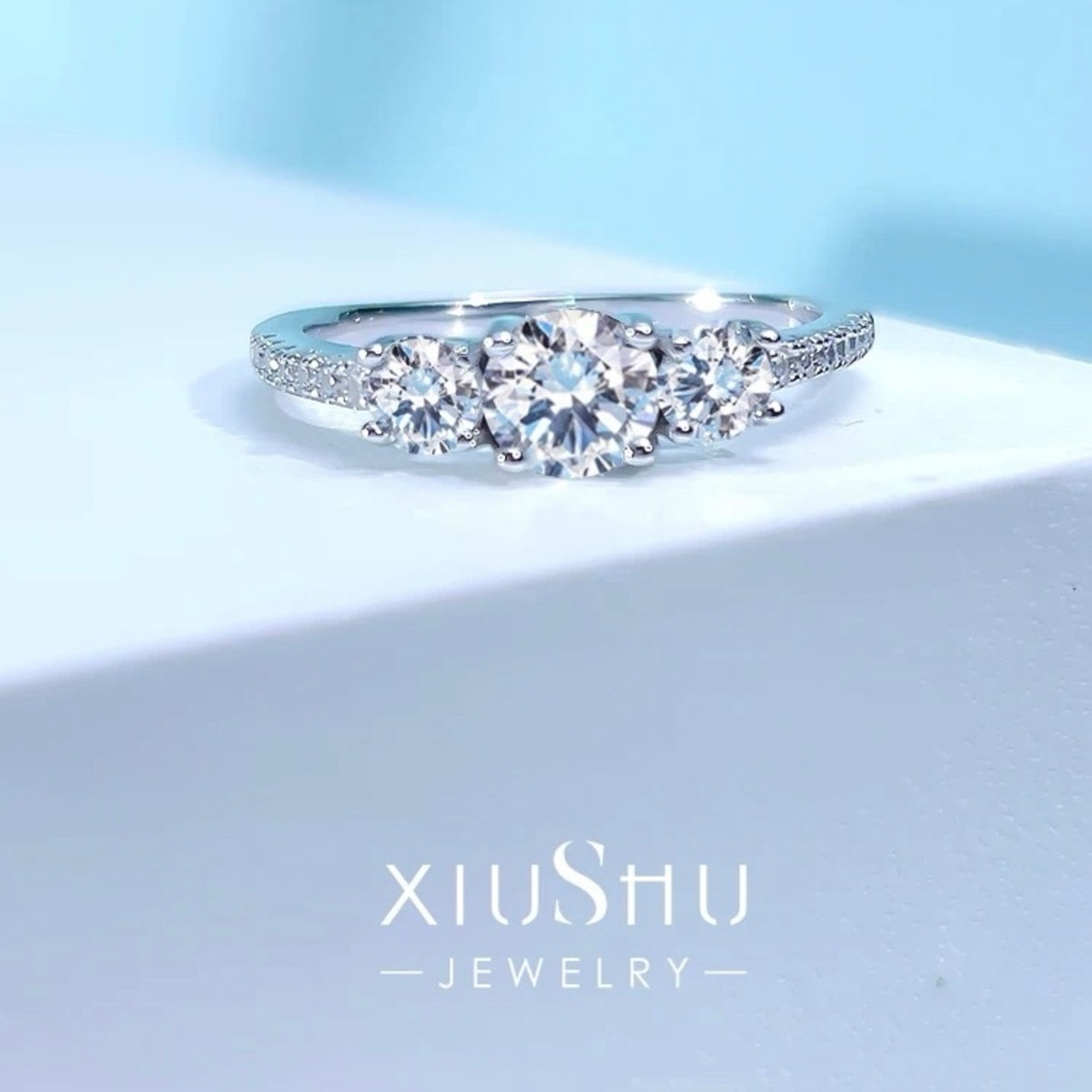 3石 ラウンド 高炭素ダイヤモンド キラキラ ゴージャス ラグジュアリー リング 指輪 ホワイト 白 シンプル | キラキラゴージャスジュエリーのXIUSHU(シュシュ)