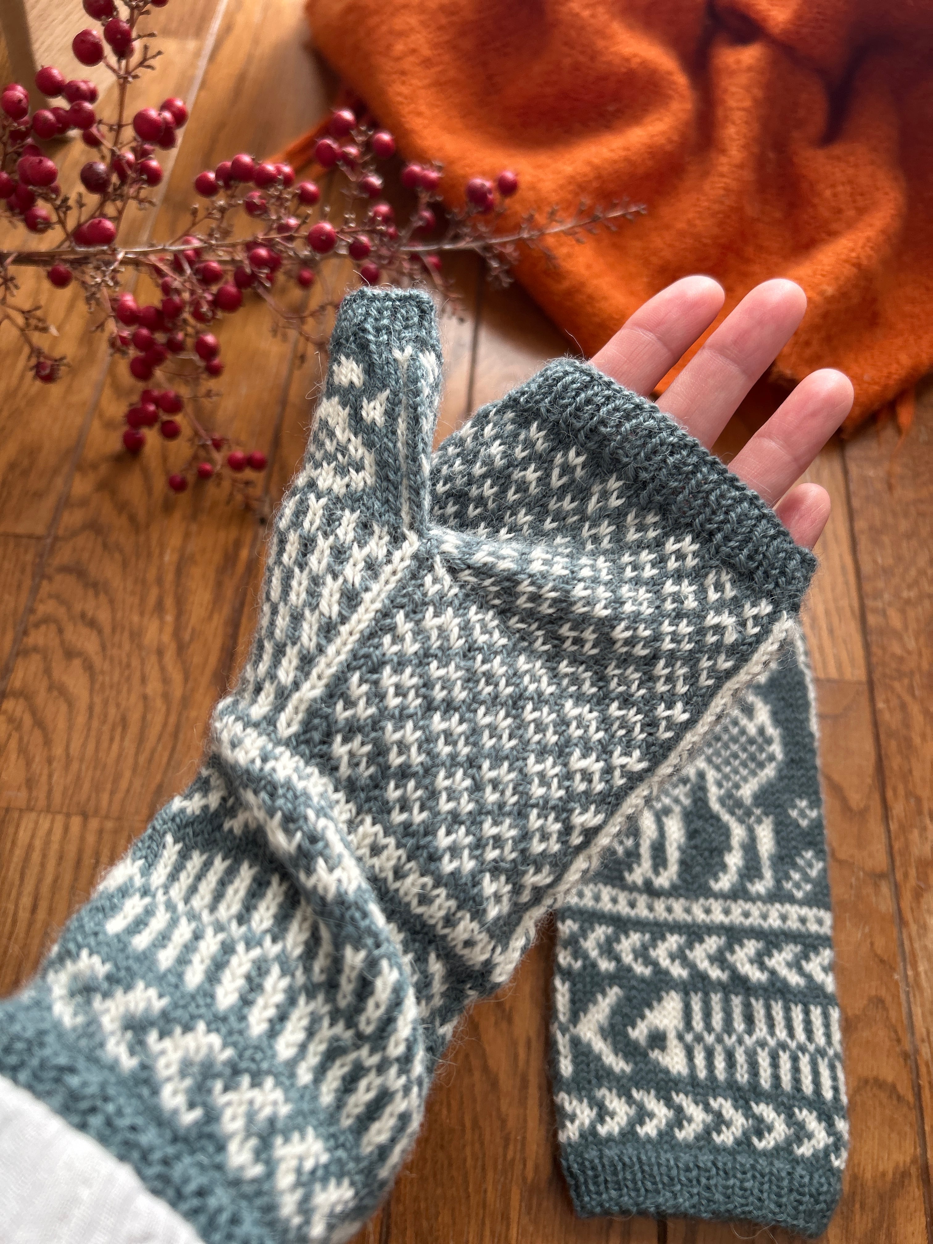 【ハーフミトン】鍵しっぽ猫（モスグリーン）／リトアニア[OR-HM04-MG] | cimdi チムディ