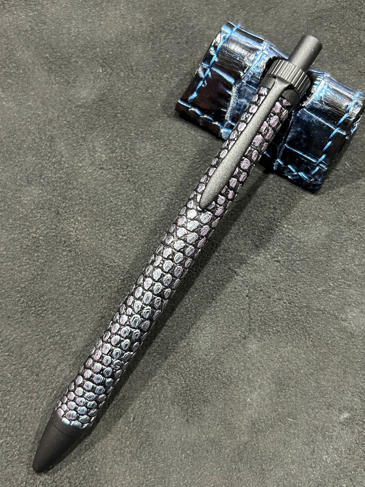 革巻きペン リザード オーロラ KATO202ブラック | chry leather(クライレザー）