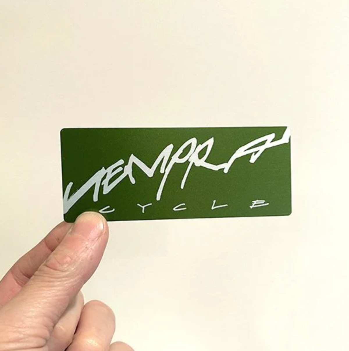 TEMPRA / WHIZZING LOGO ステッカー | THE UNFORM STORE