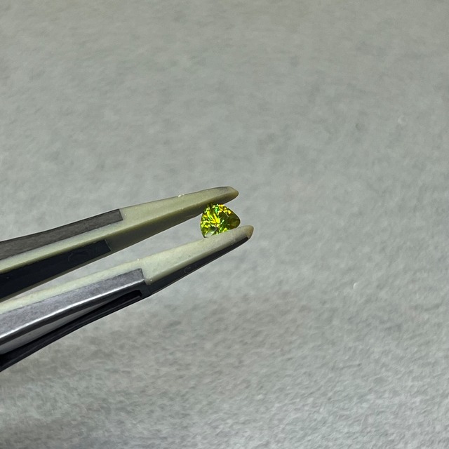 グリーンスフェーン 0.24ct 3.66mm×3.75mm トリリアントカットルース | 鈴木屋