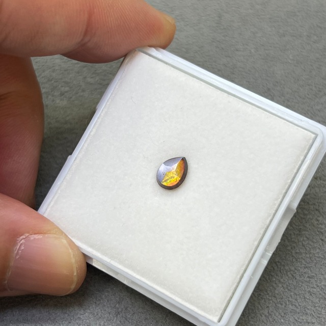 レインボーガーネット 0.93ct 奈良県天川村産ルース | 鈴木屋