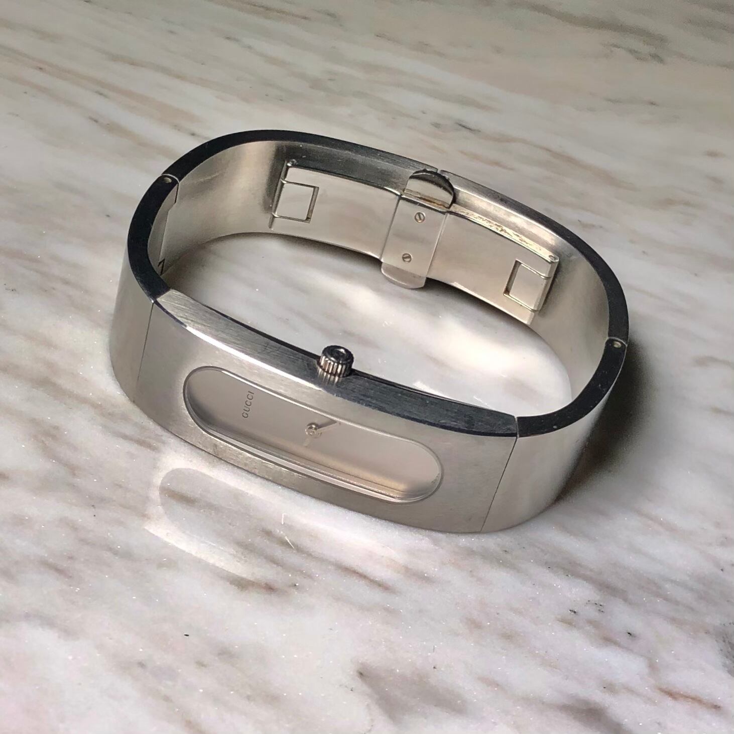 GUCCI quartz bangle watch | NOIR ONLINE
