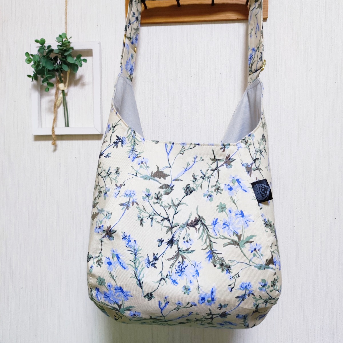 斜めがけするだけで可愛い♡ポンバッグPB77青い花♡ショルダーバッグ体にフィットするボディバッグ斜めがけバッグ | maru maron