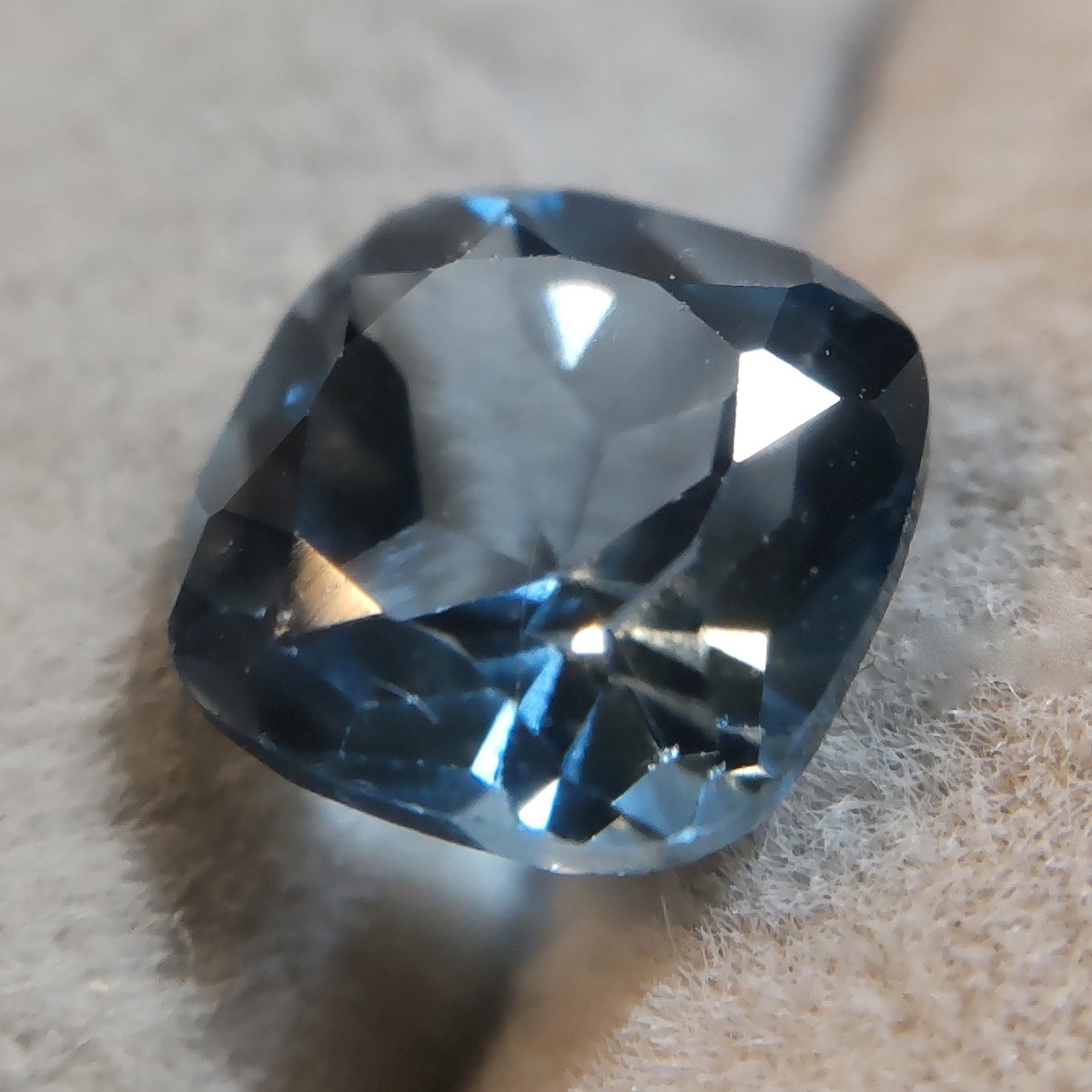ロンドンブルートパーズ 1.97ct【2502-074】 | TABLE STONE