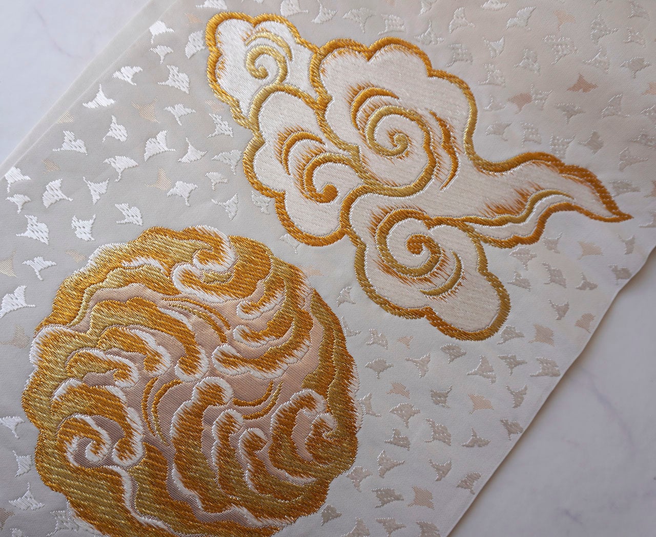 【ふくろ帯】胡粉色地 銀杏に雲文 唐織本ふくろ帯 | 大山キモノ・ちぇらうなぼるた