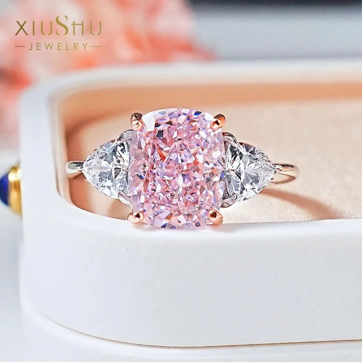 4カラット ライトピンク 高炭素ダイヤモンド キラキラ 3石 ゴージャス ラグジュアリー 可愛い リング | キラキラゴージャスジュエリーのXIUSHU(シュシュ)