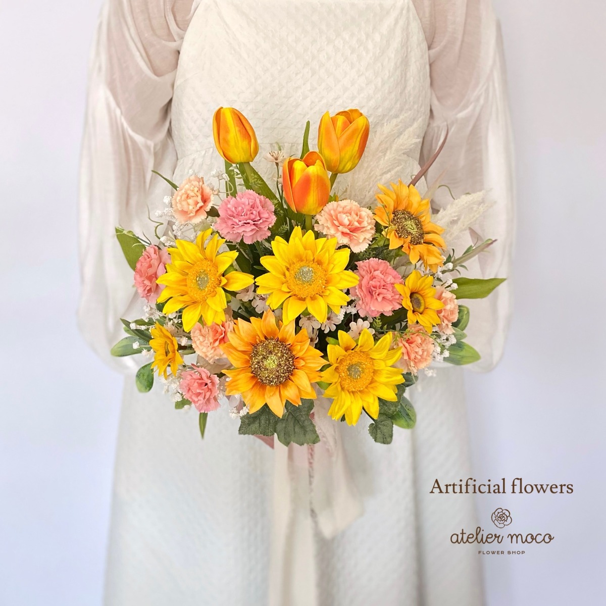 ひまわりとチューリップのナチュラルクラッチブーケ | Atelier Moco