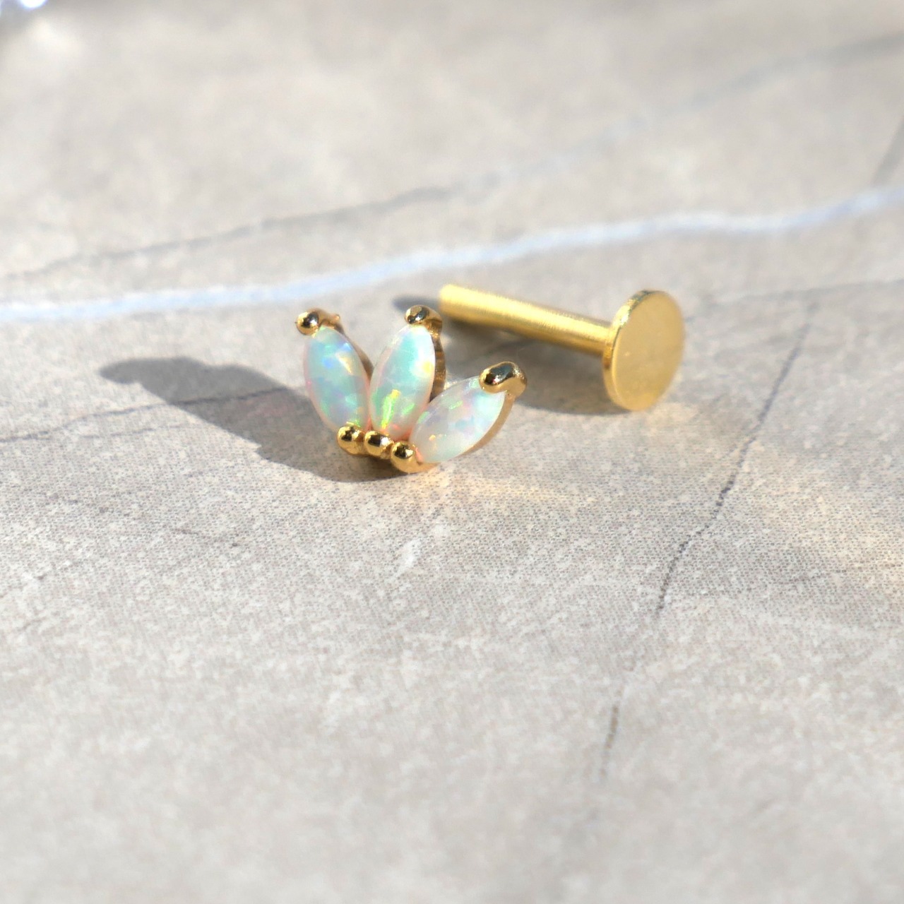 crown opal pierce | 軟骨ピアス おしゃれな 金属アレルギー対応の可愛い軟骨ピアス｜Neume（ノイム）